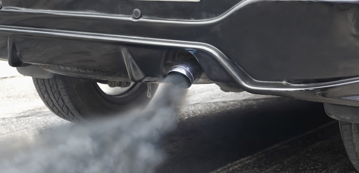 Humo negro del coche ¿a qué se debe? | Blog Pont Grup®
